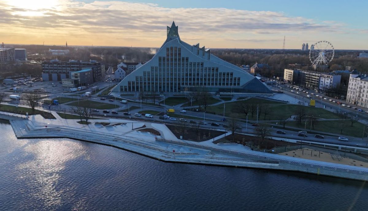 Pēc pārbūves ekspluatācijā nodota Mūkusalas ielas krasta promenāde Rīgā ...